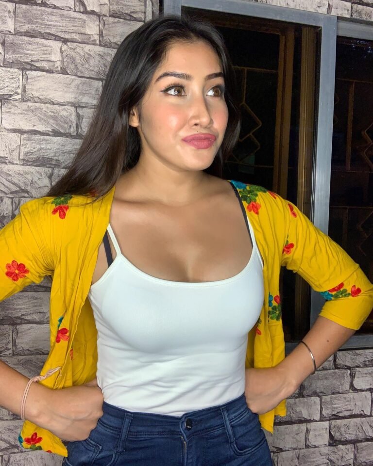 Sofia Ansari Breaks the Internet with Bold Instagram Photos - Style Hyme